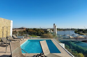 Piscina exterior sazonal, espreguiçadeiras