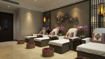 Um spa moderno com várias cadeiras de massagem, arte decorativa nas paredes e arranjos florais.