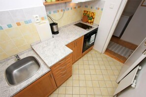 Yellow Apartment | Cozinha privada | Um frigorífico, um forno, uma placa de cozinha, uma cafeteira/bule 