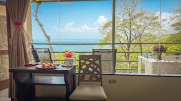 Deluxe Comfort Suite with Ocean View | Sala de estar | Televisor LED de 29 polegadas com canais via satélite, televisor