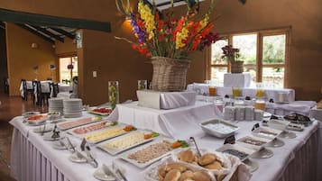 Pequeno-almoço completo diário (12 PEN por pessoa)