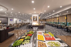 Pequeno-almoço tipo buffet diário mediante uma taxa 