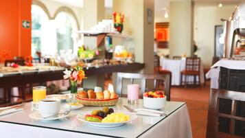 Pequeno-almoço completo diário (12 PEN por pessoa)