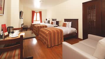 Quarto triplo | Frigobar, cofres nos quartos, individualmente mobiliados, escrivaninha