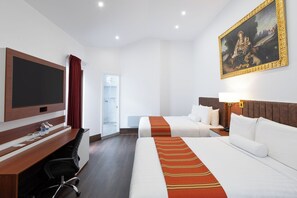 Suite (2 Queen bed) | Roupa de alta qualidade, minibar, cofre no quarto, secretária 