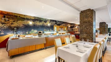 Café da manhã com buffet grátis todos os dias