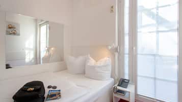 Quarto Duplo Económico | Minibar, secretária, Wi-fi grátis, roupa de cama fornecida