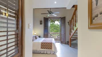 Quarto triplo, sacada | Roupas de cama premium, frigobar, cofres nos quartos