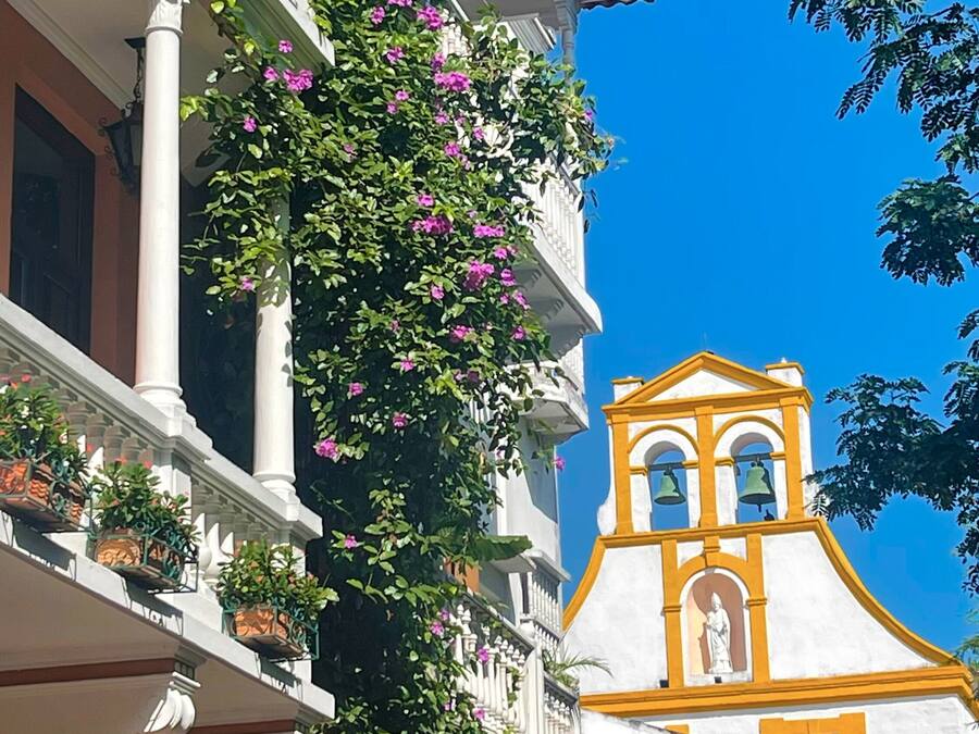 Roupas de cama premium, edredons de pluma, frigobar, cofres nos quartos