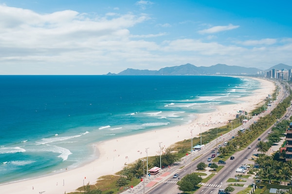 Na praia, areia branca, toalhas de praia, prática de ioga na praia