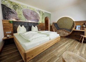 Suite Júnior, varanda, vista para o jardim | Roupa hipoalergénica, com mobília individualizada, secretária 