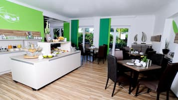 Pequeno-almoço tipo buffet diário (12 EUR por pessoa)