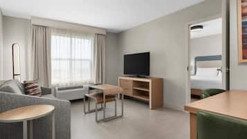 Suíte, 1 quarto, para não fumantes (1 King Bed and Pullout Sofa Bed) | Área de estar | TV 50 polegadas com canais a cabo, filmes pagos