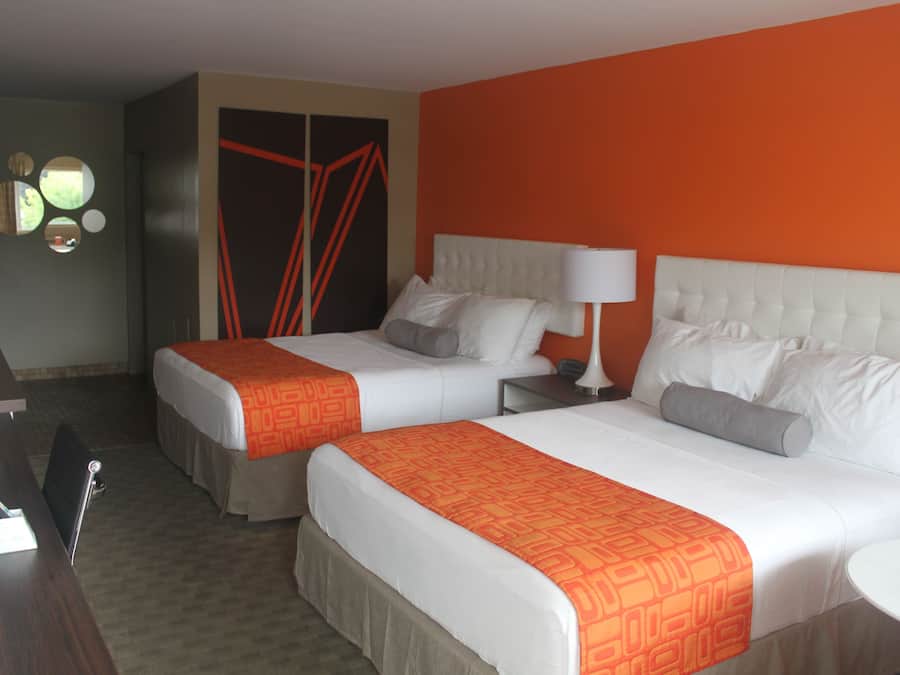 Quarto standard, 2 camas Queen, para não fumantes | Quartos à prova de som, ferros/tábuas de passar roupa, Wi-Fi de cortesia