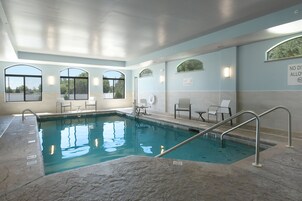 Piscina interna, espreguiçadeiras