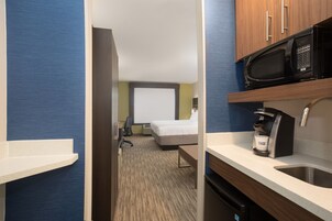 Suite, 1 cama king-size e sofá-cama | Kitchenette privada | Uma cafeteira/bule, Minifrigorífico, um micro-ondas