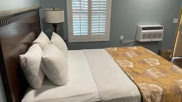 Queen Bed, Non-Smoking | Escrivaninha, quartos à prova de som, ferros/tábuas de passar roupa