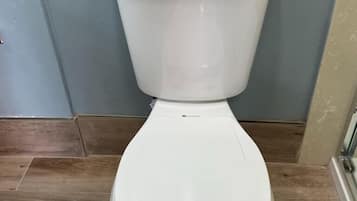 Chuveiro, toalhas de banho, sabonete, shampoo