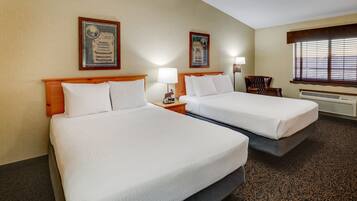 Quarto luxo, 2 camas Queen, para não fumantes | Escrivaninha, ferros/tábuas de passar roupa, berços grátis