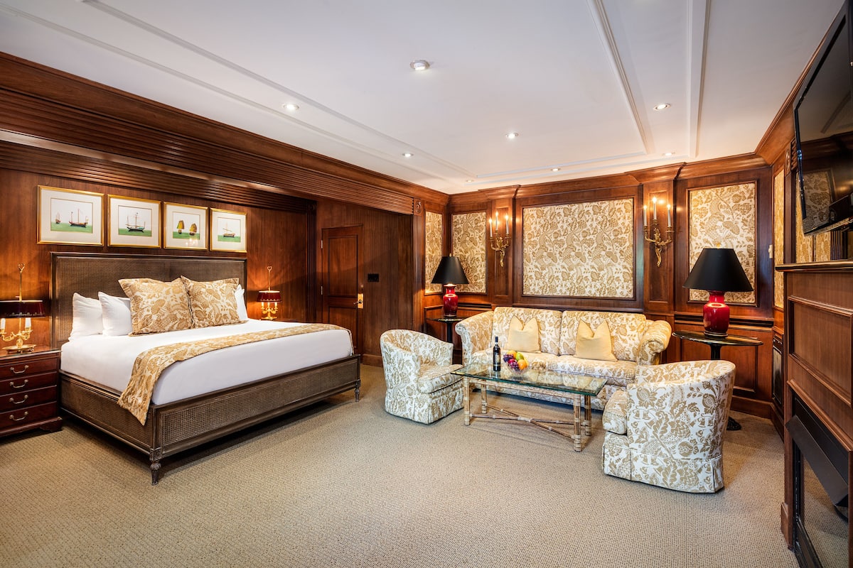 Quarto Superior, 1 quarto, banheira de hidromassagem, vista para o pátio | Roupa de alta qualidade, camas de colchão pillowtop, secretária 