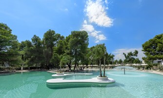 Piscina interna, piscina externa sazonal, guarda-sóis, espreguiçadeiras