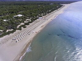 Praia particular nas proximidades, areia branca, espreguiçadeiras 