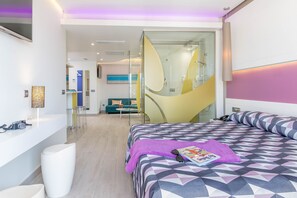 Suíte júnior, sacada, vista para a piscina | Cofres nos quartos, escrivaninha, cortinas blackout
