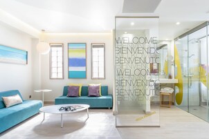 Suite Júnior, varanda, vista para a piscina | Cofre com capacidade para portátil, secretária 