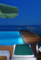 Piscina exterior, espreguiçadeiras 