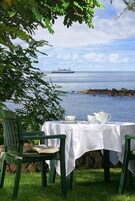 Pequenos-almoços servidos, com espaço para refeições ao ar livre 