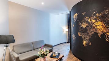 Suíte, 1 cama King | Cofres nos quartos, escrivaninha, cortinas blackout