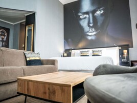 Suite, 1 cama king-size | Cofre no quarto, secretária, cortinas/cortinados opacos 