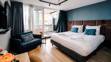 Quarto Duplo Deluxe, varanda, vista para o mar | Cofre com capacidade para portátil, secretária