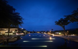 Piscina externa, funciona das 8h às 22h, guarda-sóis, espreguiçadeiras