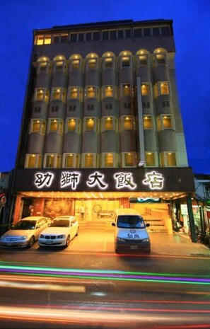 Fachada da propriedade à noite