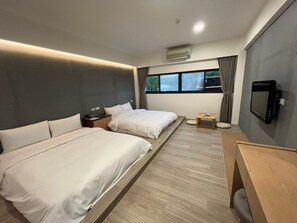 Quarto quádruplo galeria | Edredons de pluma, escrivaninha, cortinas blackout, Wi-Fi de cortesia