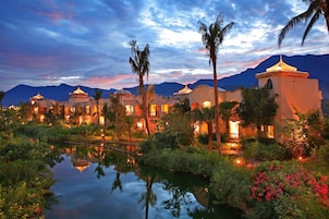 Fachada da propriedade à noite