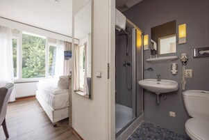 Quarto casal (Small, with Shower) | Banheiro