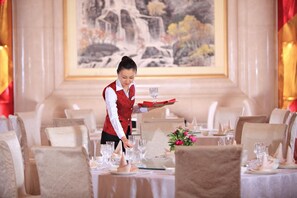 3 restaurantes: opção de café da manhã, almoço e jantar