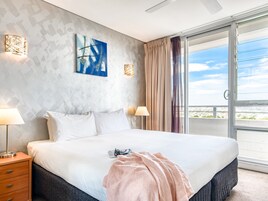 Apartamento, 1 quarto, Vista para a cidade | Roupa de alta qualidade, cofre no quarto, com decoração personalizada 