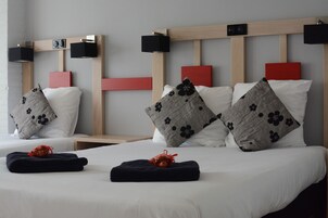 Cofre no quarto, secretária, cortinas/cortinados opacos 