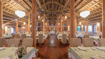 2 restaurantes, pequenos-almoços servidos