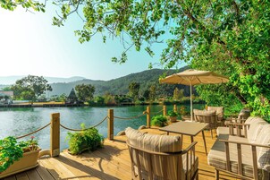 Terraço com espreguiçadeiras