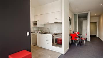 Apartamento, 1 quarto | Cozinha privada | Um frigorífico, um micro-ondas, uma placa de cozinha