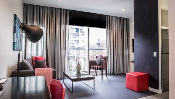 Apartamento executivo, 1 quarto | Frigobar, individualmente mobiliados, escrivaninha, cortinas blackout