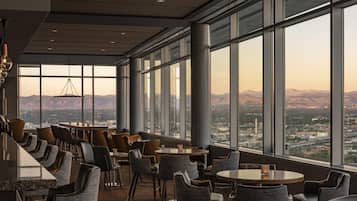 2 bares/lounges, este bar de cocktails, este bar no lobby do hotel