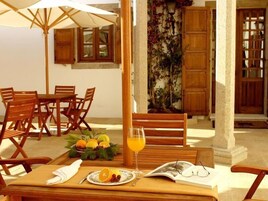 Pequenos-almoços e almoços servidos, incluindo cozinha regional 