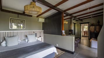 Suite | Roupa hipoalergénica, minibar, cofre no quarto