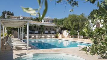 Piscina exterior sazonal, guarda-sóis, espreguiçadeiras