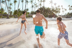 Uma praia privada, praia de areia branca, espreguiçadeiras